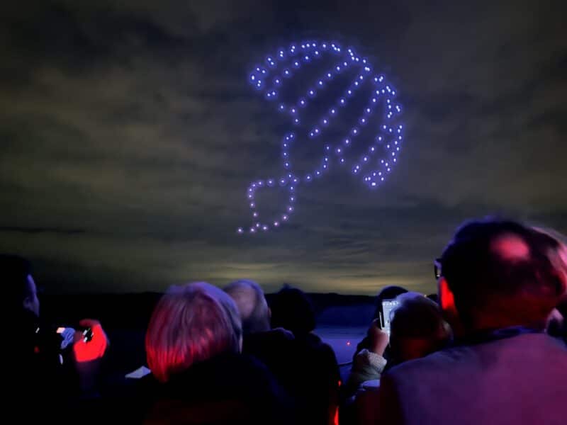Unieke lichtshow met 125 drones boven DronePort in Sint-Truiden: een ...